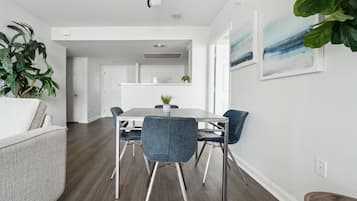 Apartamento Empresarial | Sala de estar | Televisor de 70 polegadas com canais digitais