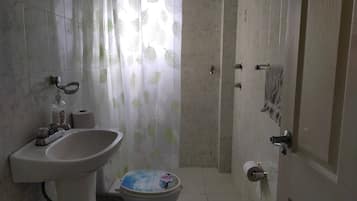 Apartamento, 2 quartos | Banheiro