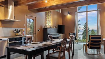 Um frigorífico, um micro-ondas, um forno, uma placa de cozinha