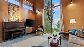 Casa (2 Bedrooms) | Sala de estar | Televisor