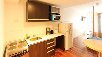 Apartamento Cidade | Cozinha privada | Um frigorífico, um micro-ondas, um forno, uma placa de cozinha