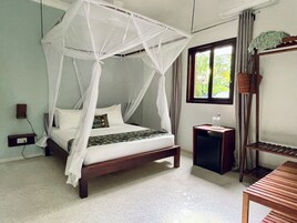 Um quarto com uma cama de dossel, uma mesa de cabeceira, um criado-mudo e uma janela com cortinas.