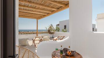 Quarto Triplo Superior, vista para o mar, junto à piscina | Terraço/pátio interior