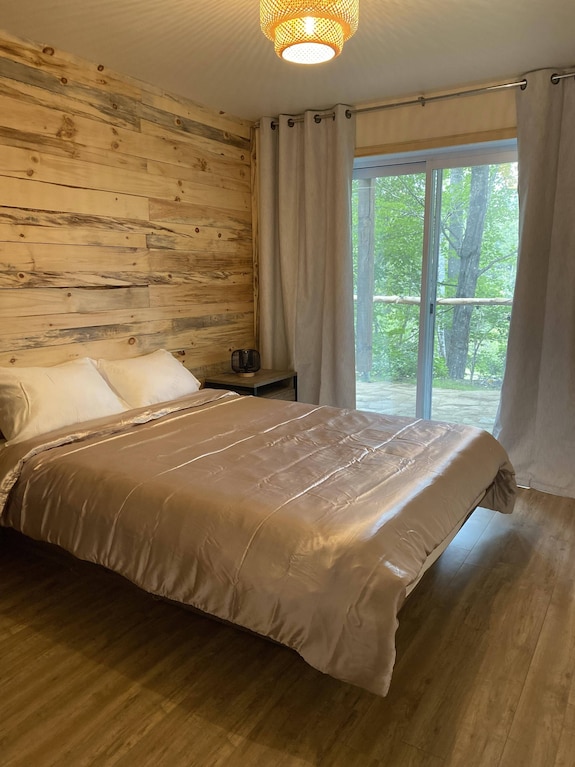 En Forêt, Tranquille, Sans Voisin Proche Mais Proche De Tout . - Québec