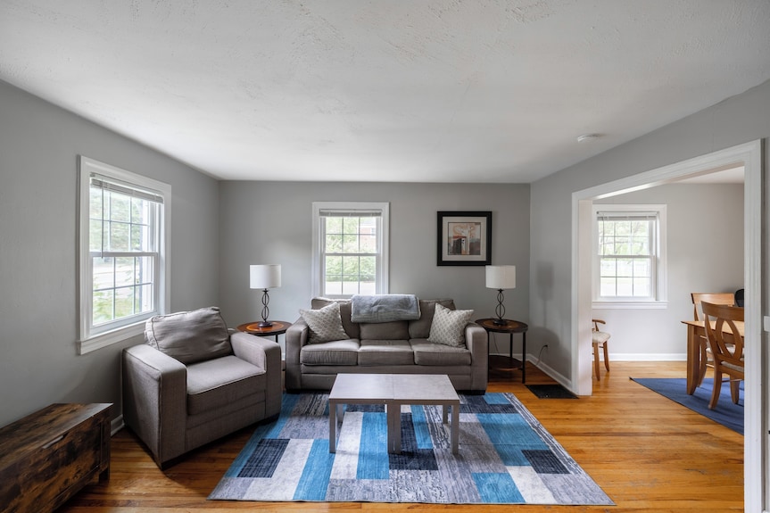 King Bed! Cozy Home Minutes From Broad Ripple Ave - Zionsville, IN