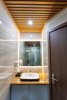 Estúdio Superior | Casa de banho | Artigos de higiene pessoal grátis, um secador de cabelo, chinelos 
