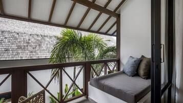Vila luxo, 3 quartos, piscina particular, vista para a piscina | Vista da sacada