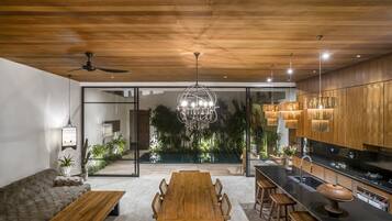 Vila luxo, 3 quartos, piscina particular, vista para a piscina | Área de estar | Smart TV 32 polegadas com canais digitais