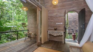 Deluxe Room Jungle View with Bathtub | Terraço/pátio