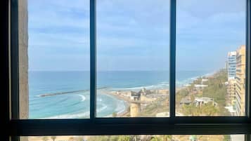Apartamento Panorâmico | Secretária, cortinas/cortinados opacos, quartos insonorizados