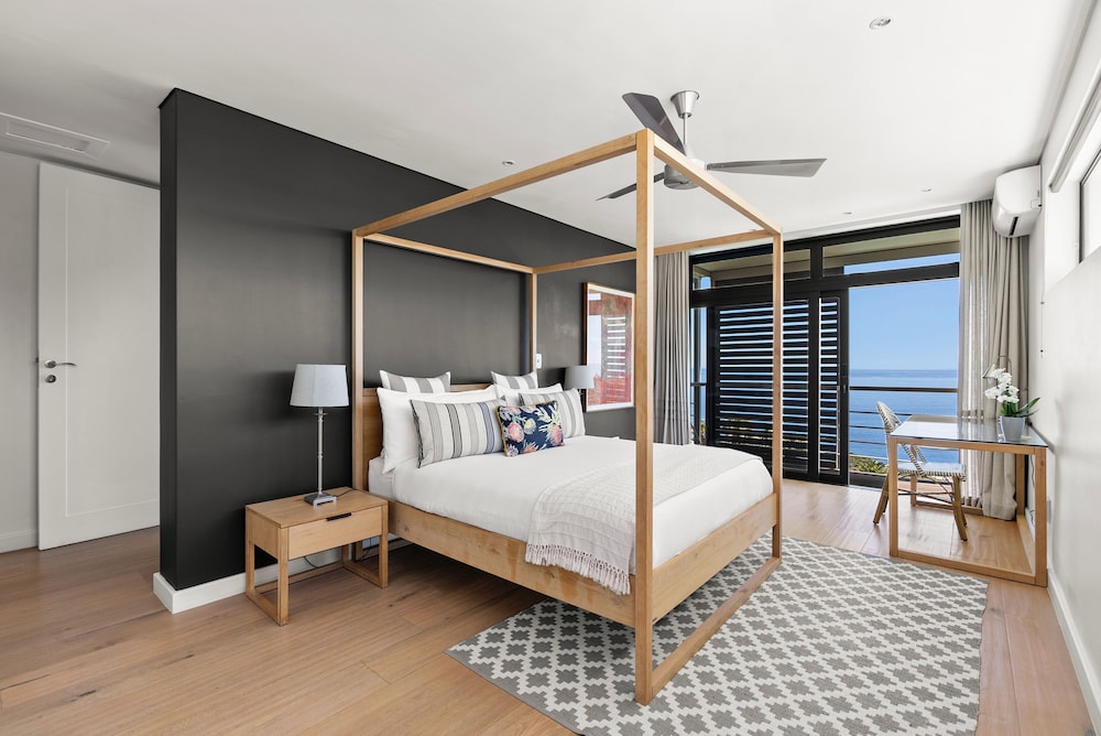 Luxurious Villa With Magnificent Views, Located At The Foot Of Table Mountain. - Camps Bay