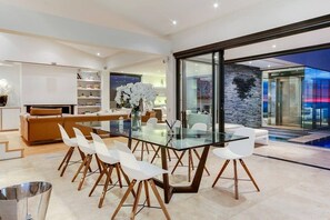 Villa, 5 quartos, acessível, lareira | Restaurantes