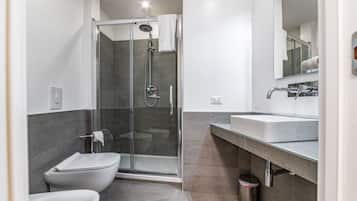 Apartamento clássico | Banheiro | Chuveiro, chuveiro com efeito de chuva, secador de cabelo, bidê