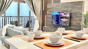 Apartamento superluxo, 4 quartos, acessível, vista para o mar | Sala de estar | Smart TV 48 polegadas com canais digitais, console de videogame, Netflix