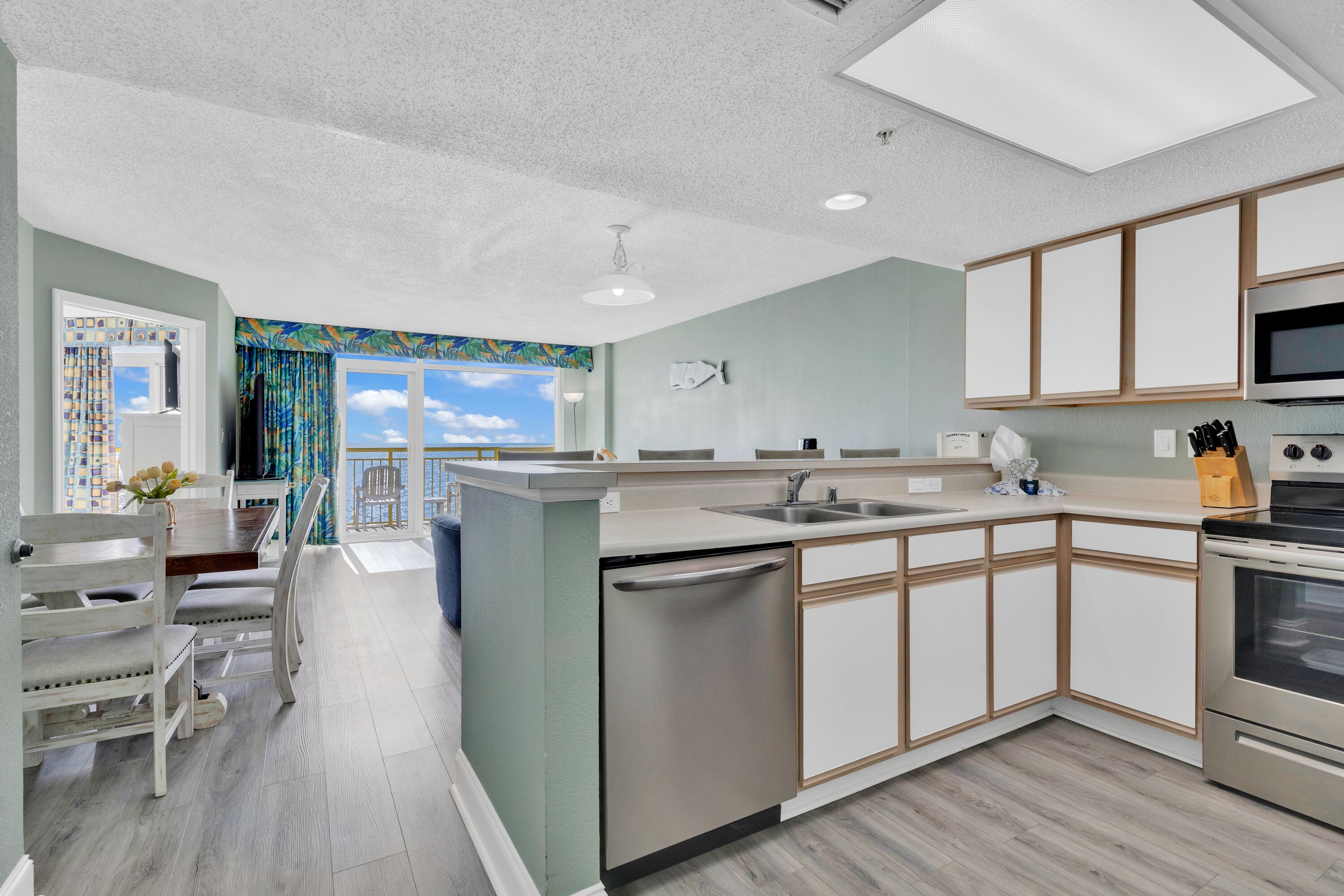 Condo com design assinado, 3 quartos, sacada, vista para o oceano | Cozinha privada | Geladeira, micro-ondas, fogão, cooktop