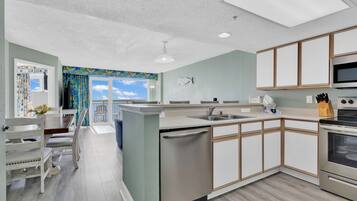 Condo com design assinado, 3 quartos, sacada, vista para o oceano | Cozinha privada | Geladeira, micro-ondas, fogão, cooktop