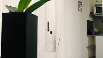Suite de Luxo, 1 cama queen-size, não fumadores, varanda | Sala de estar | Smart TV de 32 polegadas com canais via satélite