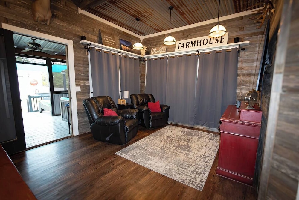 Unique Farmhouse With Relaxing Outdoor Space- Hot Tub, Fire Ring & Outdoor Beds! - Navasota, TX