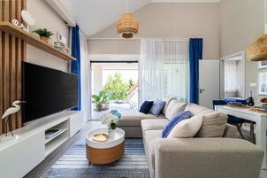 Apartamento Premium, 2 quartos | Sala de estar | Televisor de ecrã plano de 100 cm com canais por cabo 