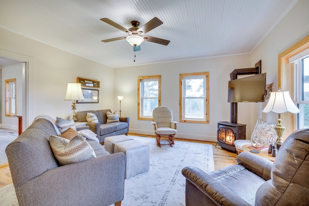 Lovely Rural Hixton Farmhouse W/ Porch & Fire Pit! - Black River Falls, WI