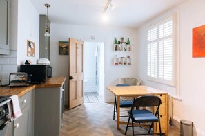 Apartamento Básico, 1 cama de casal | Cozinha privada | Um frigorífico, um micro-ondas, um forno, uma placa de cozinha 