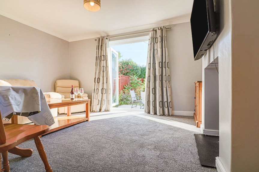 A Beautiful 3 Bed Semi Detached House. Private Driveway Up To Three Vehicles. - Cleethorpes