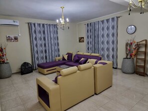 Televisor de ecrã plano de 32 polegadas com canais por cabo 