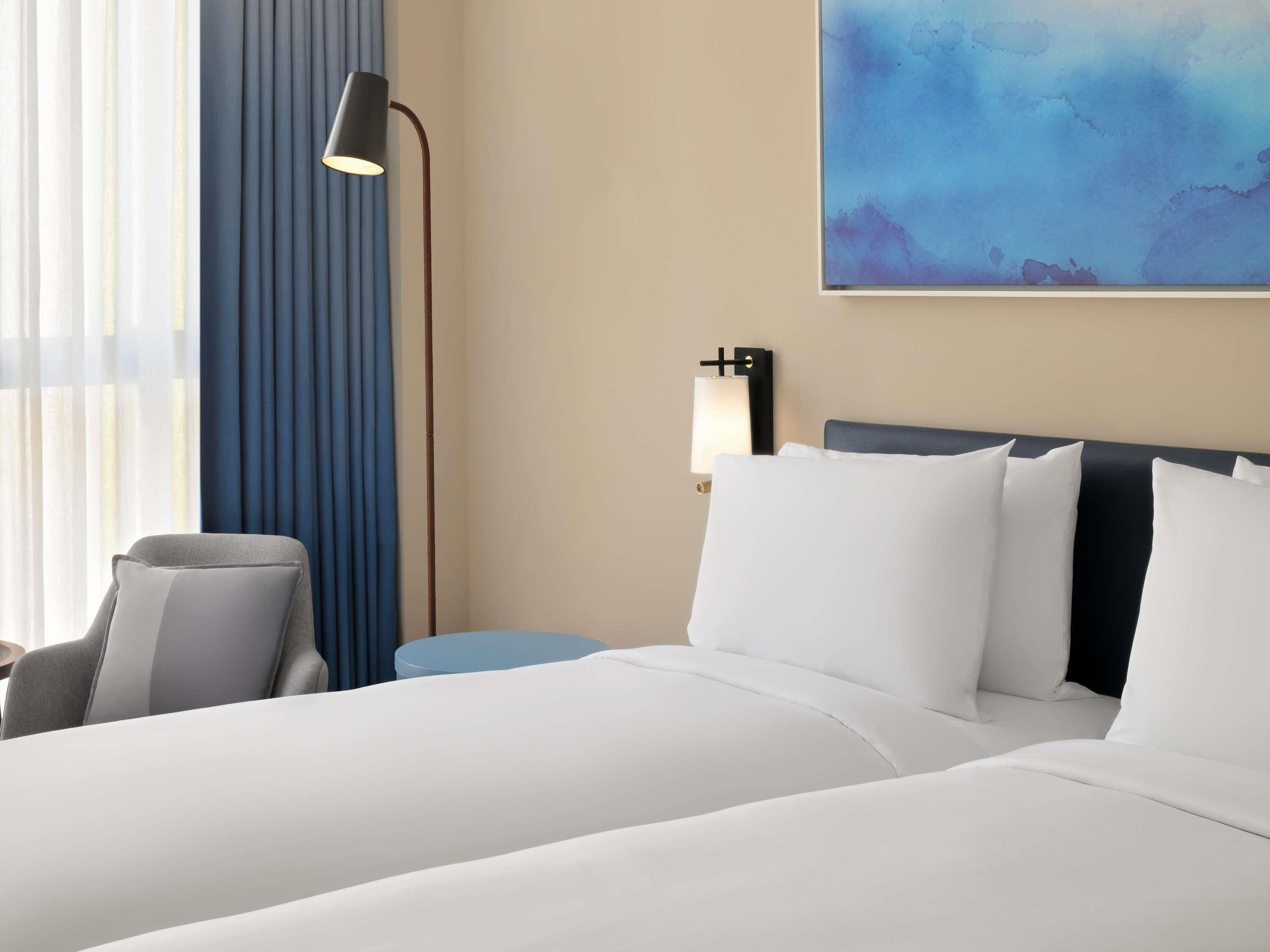 Quarto Clássico, 2 camas individuais | Roupa de alta qualidade, edredões de penas, camas de colchão pillowtop 