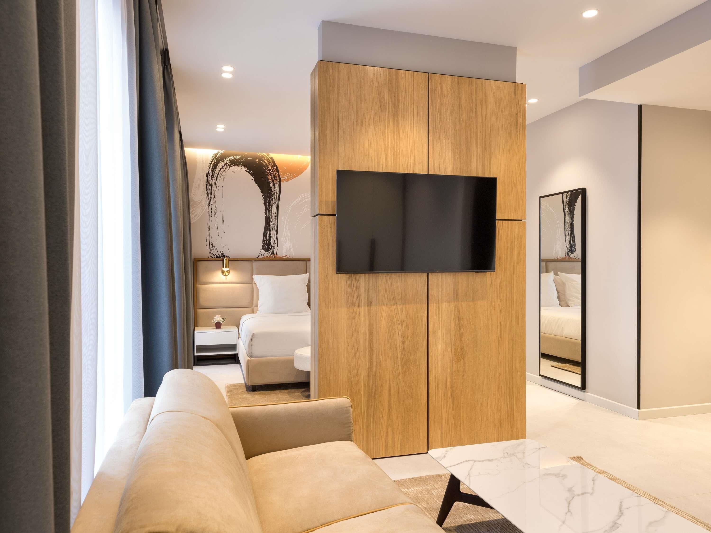 Roupa de alta qualidade, minibar, cofre no quarto 