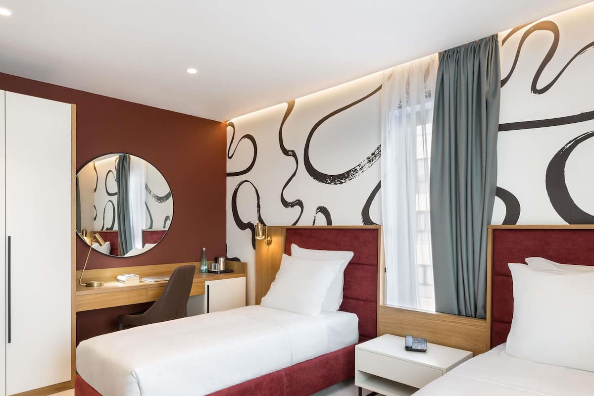 Quarto Clássico, 2 camas individuais | Roupa de alta qualidade, minibar, cofre no quarto