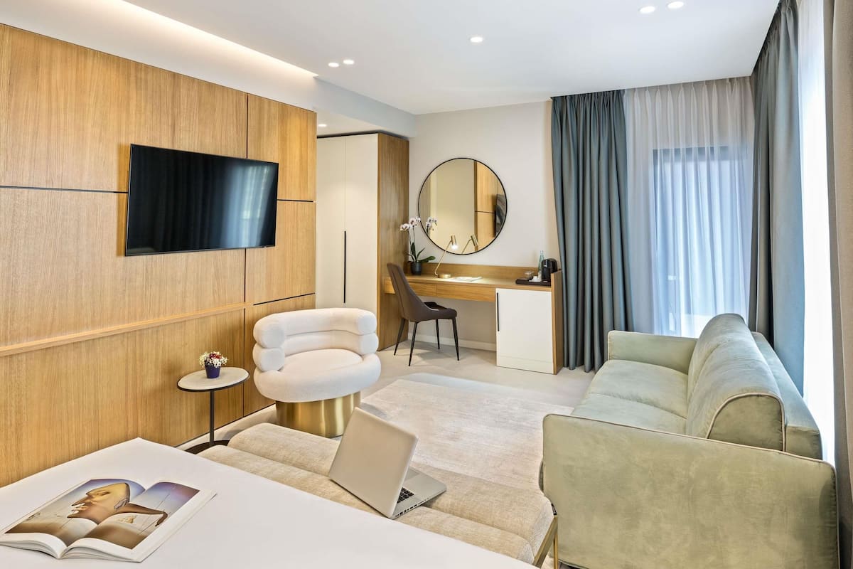 Quarto Superior, 1 cama king-size e sofá-cama | Roupa de alta qualidade, minibar, cofre no quarto