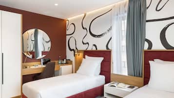 Quarto clássico, 2 camas de solteiro | Roupas de cama premium, frigobar, cofres nos quartos