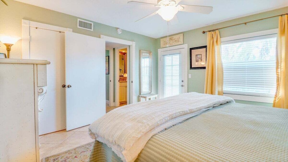Ground Floor Beachfront Complex Unit W/pool & Beach Access - New Smyrna Beach, FL
