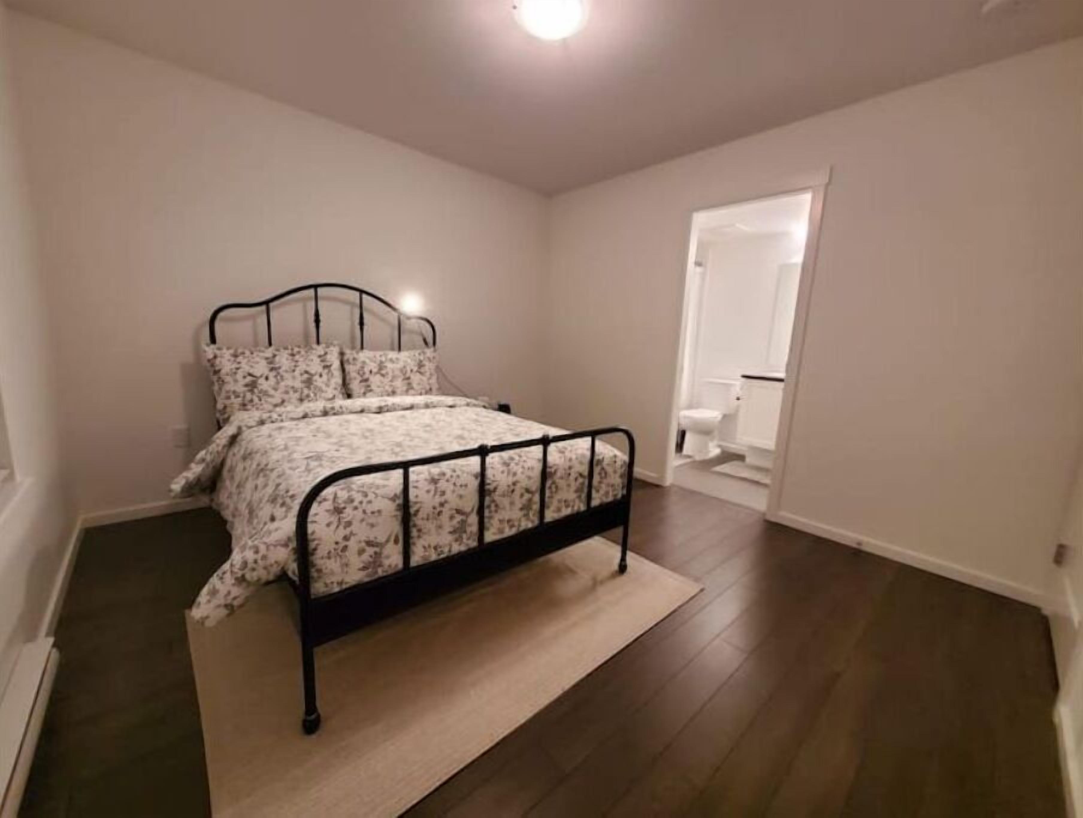 Comfy Double Bed W/ Modern En-suite Bathroom - Coquitlam