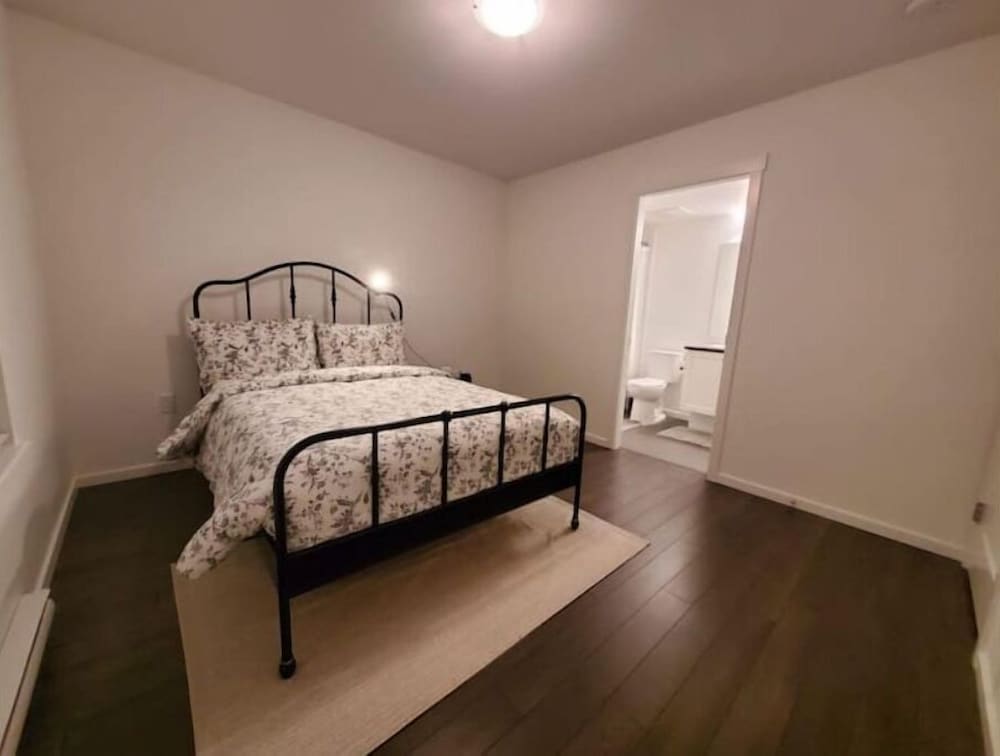 Comfy Double Bed W/ Modern En-suite Bathroom - 써리