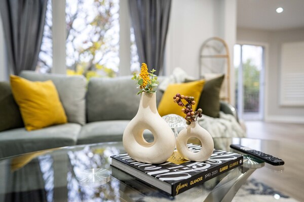 Discover The Perfect Fusion Of Style And Comfort Your Home Away From Home. - Ajax