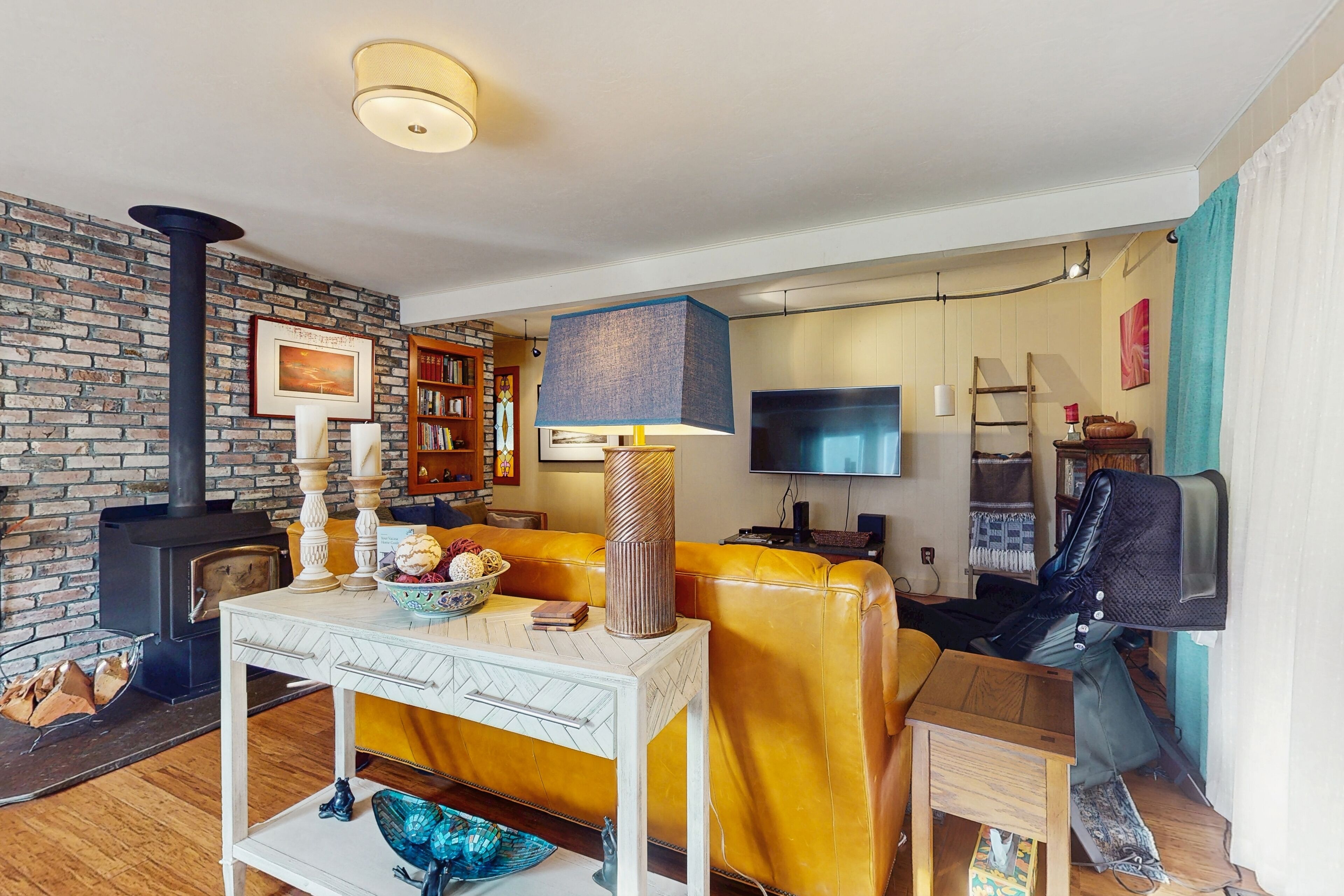 Enchanting Dog-friendly Alpine Retreat With Hot Tub, Deck, Fire Pit, W/d & Views - Lake Pend Oreille, ID