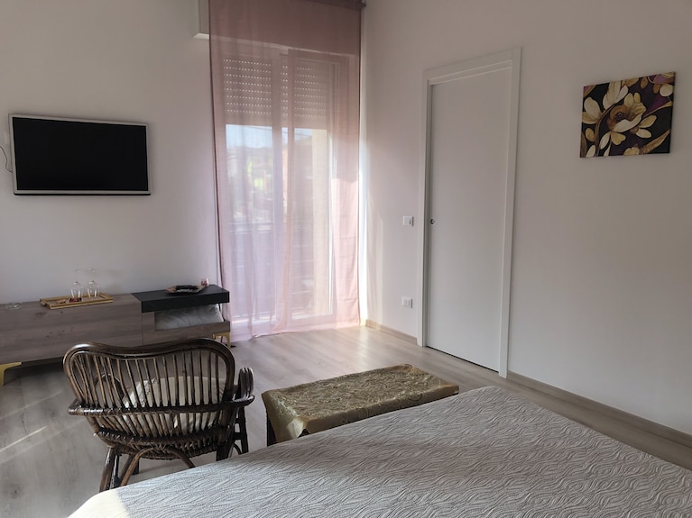 2 Bedroom Bed & Breakfast In Modena - Modena