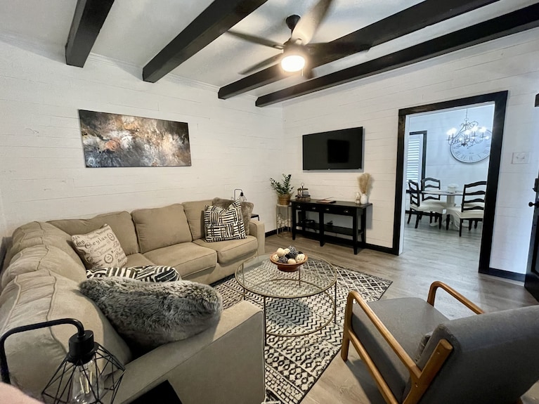 Renovated Calera Farmhouse Home! - Alabama