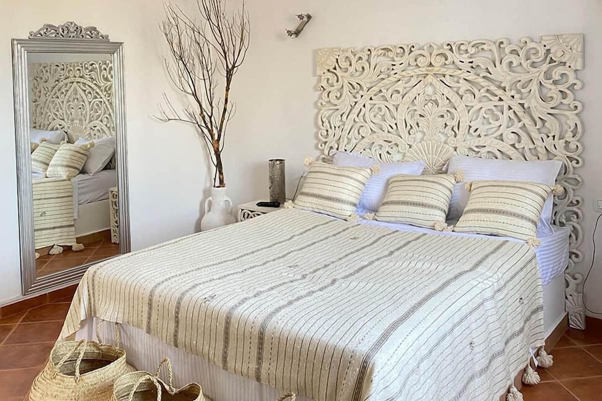 Quarto casal romântico | Roupas de cama premium, camas Select Comfort, cofres nos quartos