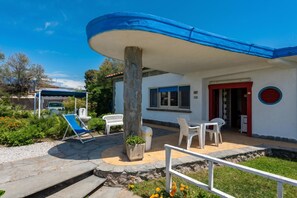 Apartamento família, 2 quartos, de frente para o mar (La Casina Del Pescatore On the Beach) | Opções para refeição ao ar livre