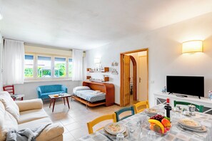 Apartamento Familiar, 2 quartos, em frente ao mar (La Casina Del Pescatore On the Beach) | Sala de estar | Televisor 