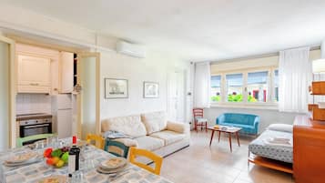 Apartamento Familiar, 2 quartos, em frente ao mar (La Casina Del Pescatore On the Beach) | Sala de estar | Televisor