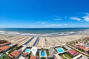Apartamento família, 2 quartos, de frente para o mar (La Casina Del Pescatore On the Beach) | Praia | Na praia 