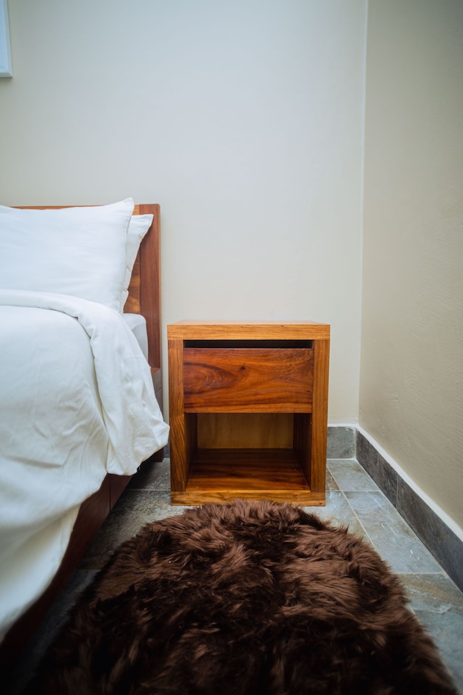 5 minutes drive to the beach! 1 BR unit with free Wi-Fi, 24hr security ...