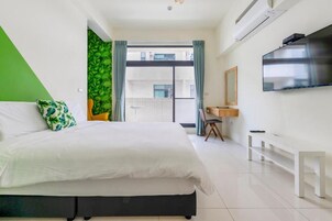 Quarto Duplo, varanda | Sala de estar | Televisor de ecrã plano de 40 polegadas com canais por cabo 