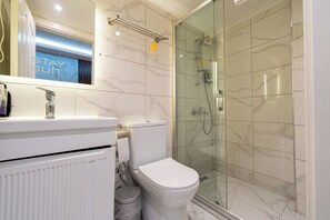 Uma combinação polibã/banheira, uma banheira de hidromassagem 