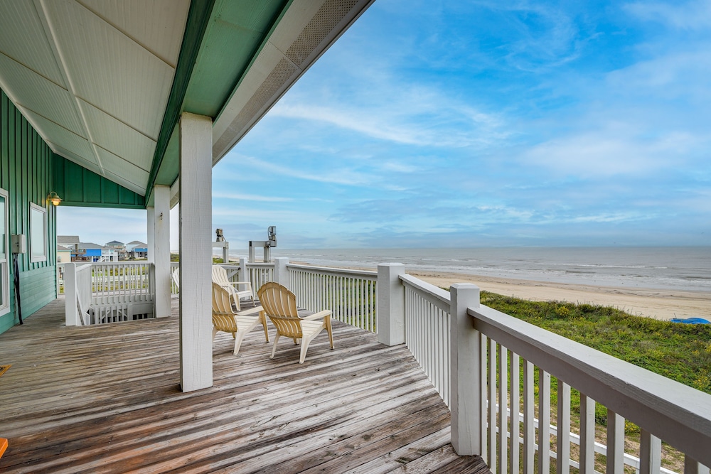 Oceanfront Crystal Beach Vacation Home W/ Deck! - Crystal Beach, TX