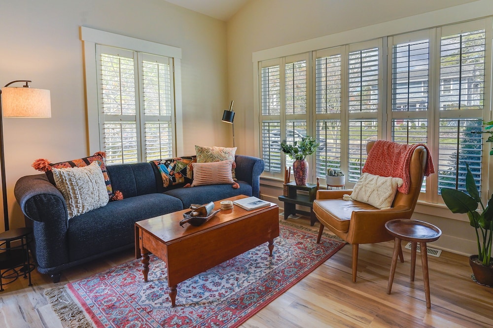 Charming Granville Home W/ Porch - Walk Downtown! - Granville, OH