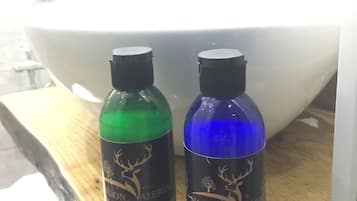 Um polibã, um chuveiro fixo, artigos de higiene pessoal grátis